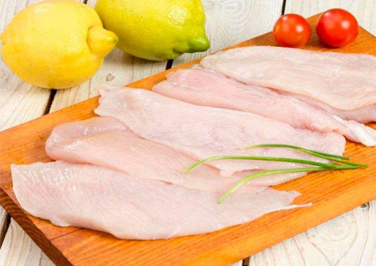 Filete de pollo pechuga de pollo fresco listo para hacer